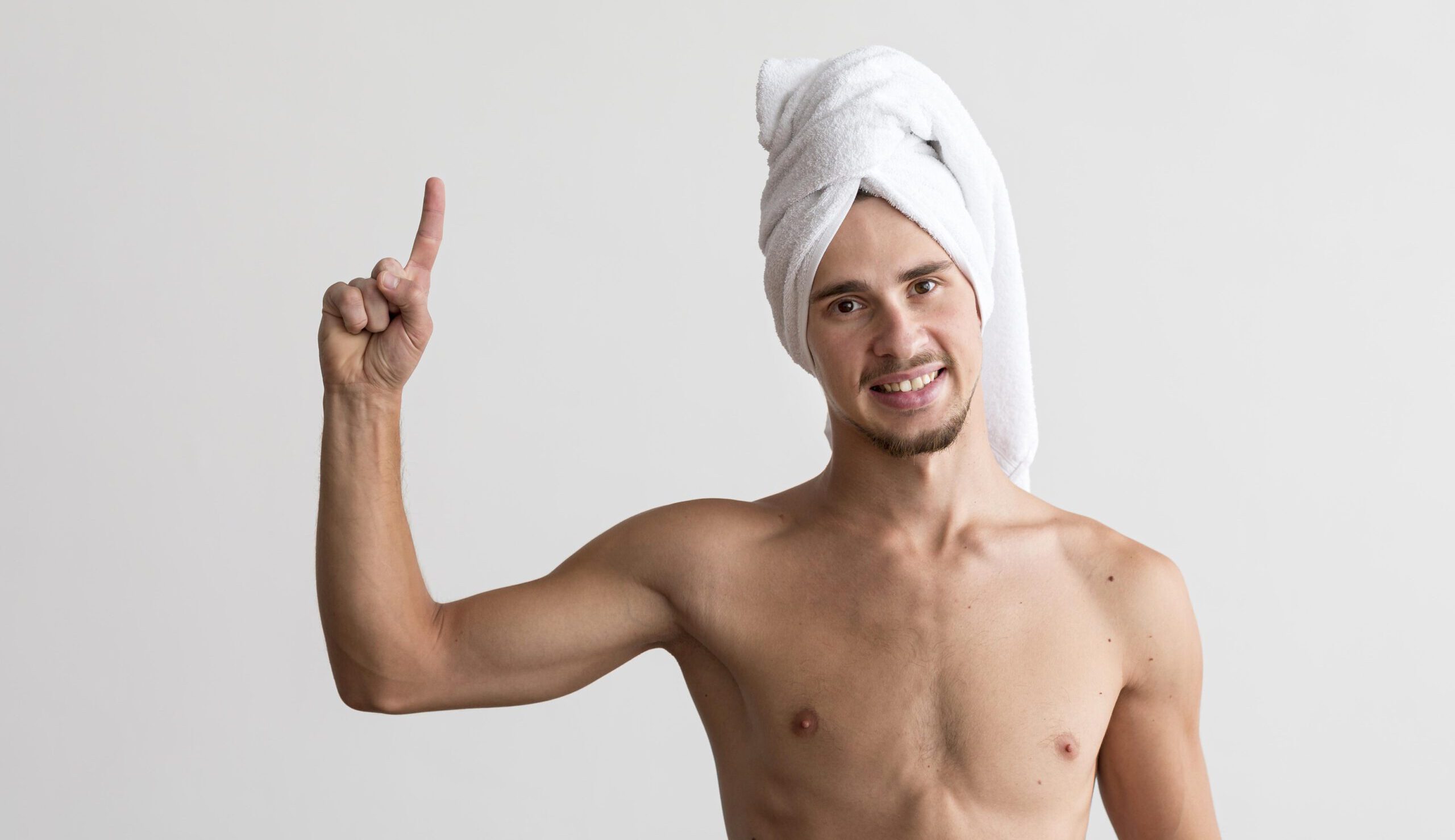 front-view-shirtless-man-with-towel-his-head-pointing-up - Quimica Alemana